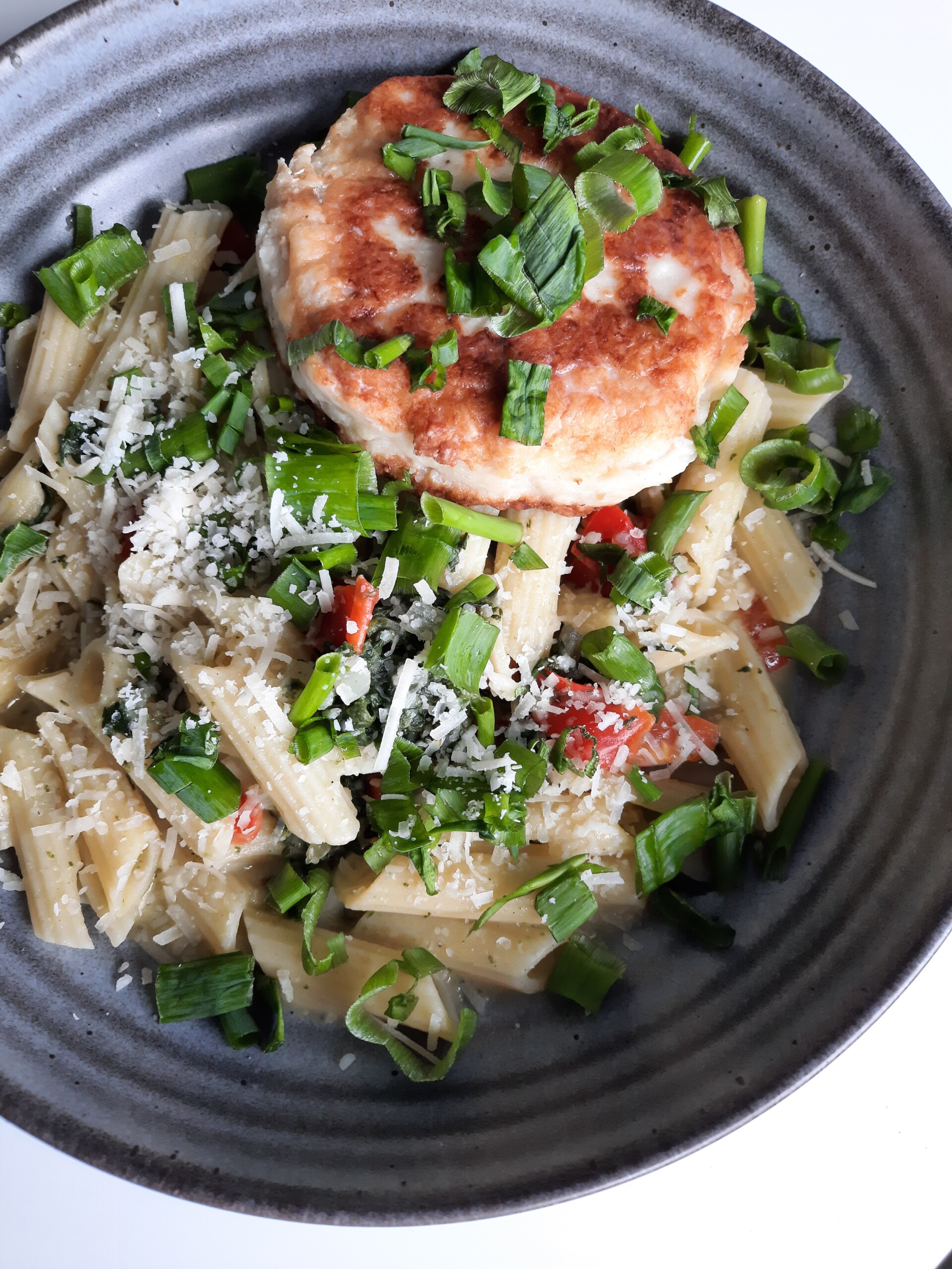 Mors middag – Fiskekaker med pasta, spinat, og paprika